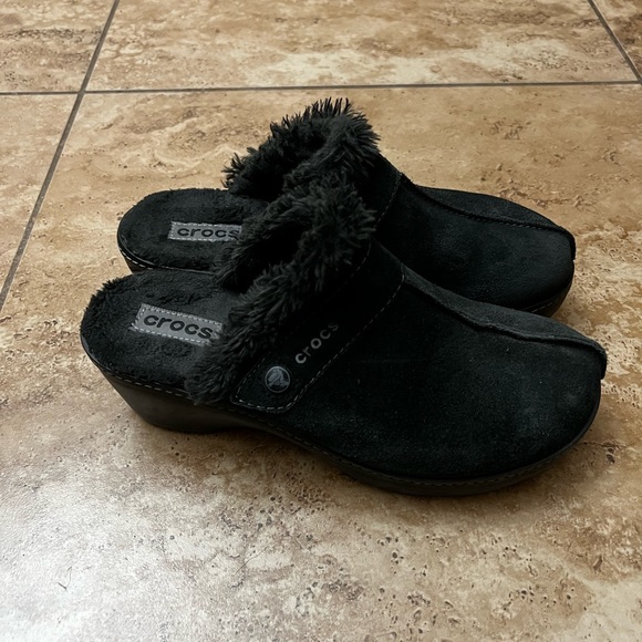 CROCS | Shoes | Crocs Womens Faux Fur Lined Black Suede Leather Slip On ...